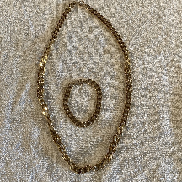 Trifari | Jewelry | Trifari Chunky Gold Colored Link Chain Necklace And ...